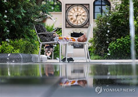 한낮의 휴식 연합뉴스