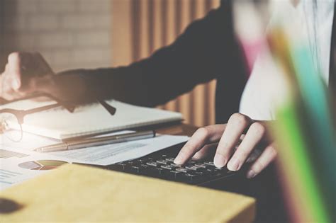 스마트 폰과 계산기를 사용 하 여 비즈니스 여성은 주의 계산을 위해 메모장에 몇 가지 데이터 금융 개념에 대한 스톡 사진 및 기타 이미지 Istock