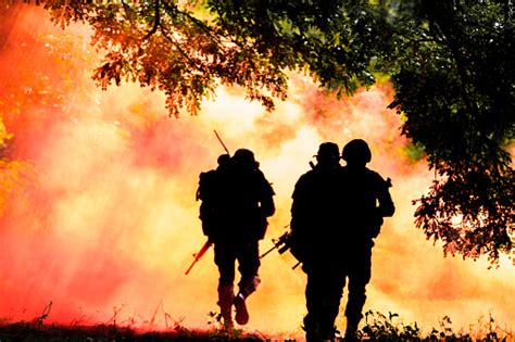 군사 태국 전체 육군 유니폼에 총을 들고 타이어 군인 뉴스를 찾기 위해 레인저스 무릎을 꿇 고 적을 보고 산 숲에서 전투 전술 군사 훈련 그라운드 과녁에 대한 스톡 사진 및