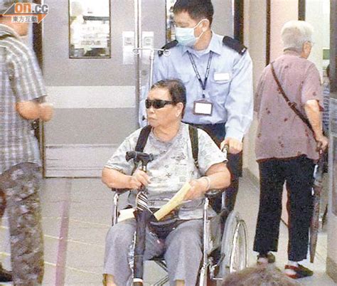 阿婆跪求照拉 太陽報