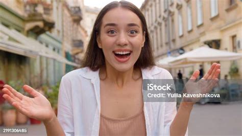 젊은 행복 백인 여자 즐기는 웃는 이 치과의 미소 재미 즐거운 만족스러운 여성 카메라를보고 기뻐하는 모델 쾌활한 소녀 도시의 거리 외부 몸짓 축하하다 좋은 기분 도시의 20