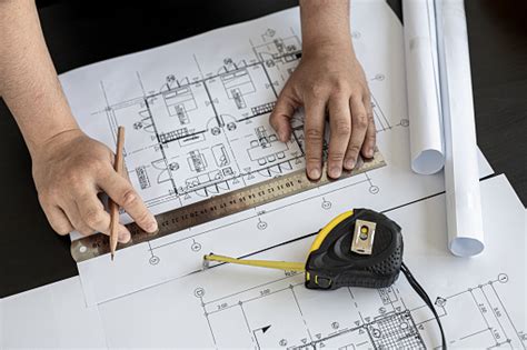 홈 디자인 설계자는 고객에 의해 의뢰하고 배달 전에 요구 사항에 따라 설계된 프로젝트 인 주택 계획의 초안을 편집하고 있습니다 인테리어 디자인 아이디어 3차원 형태에 대한