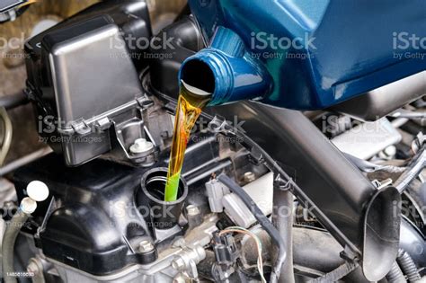 엔진 자동차 변속기 및 유지 보수 장비에 오일 품질을 급유하고 쏟아붓는다 에너지 연료 개념 엔진 오일에 대한 스톡 사진 및 기타