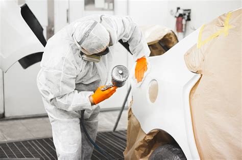 작업자는 스프레이 건으로 자동 페인트 수리 작업 중 페인트 챔버에 흰색 자동차 금속에 대한 스톡 사진 및 기타 이미지 금속 기계공 남자 Istock