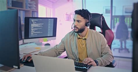 게이머 소프트웨어 개발 및 컴퓨터 맨은 코딩 혁신 솔루션 및 정보 기술을 갖춘 창의적인 비즈니스입니다 멀티미디어 네온 사무실