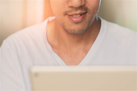 전자 쇼핑 마케팅 디지털 소비자 구매 쇼핑 인터넷 온라인 이미지에 대한 흐릿한 도시 배경에 태블릿을 들고 남자 가격에 대한 스톡 사진 및 기타 이미지 Istock