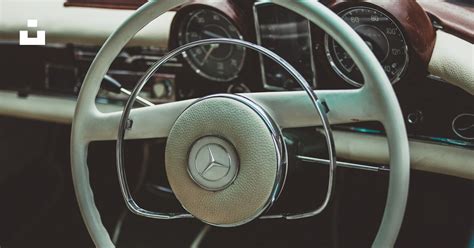 청록색 메르세데스 벤츠 차량 스티어링 휠 사진 Unsplash의 무료 자동차 이미지
