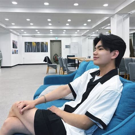 인천사는21살의 의문의남성 Js17t • Threads Say More