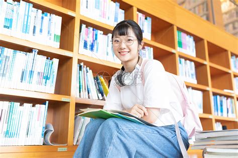 图书馆女生形象高清图片下载 正版图片501047196 摄图网