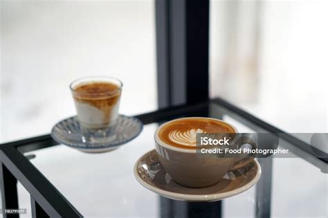 핫 라떼와 더티 커피 우유와 아름다운 잎 패턴 라떼 아트와 흐린 배경에 차가운 신선한 우유와 혼합 에스프레소 샷 한 잔커피 한 잔 라떼에 대한 스톡 사진 및 기타 이미지