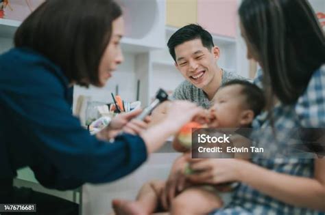 소아과 의사가 클리닉에서 이경으로 아기 소년 귀를 검사할 때 웃고 있는 아시아계 중국인 아버지 병원에 대한 스톡 사진 및 기타 이미지 Istock