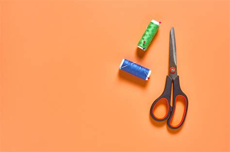 작업장에서 오렌지 재단사 책상에 화려한 실과 바늘이있는 바느질 액세서리 가위와 스풀 텍스트의 공백입니다 맨 위 보기 가위에 대한 스톡 사진 및 기타 이미지 Istock