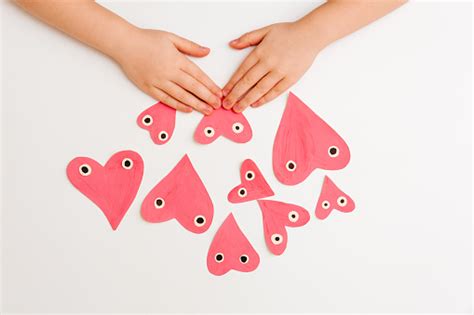 발렌타인 데이에 귀여운 종이 하트를 만드는 방법 어린이 예술 프로젝트 단계별 사진 교육 8 단계 마음은 준비되었습니다 아이에 대한 스톡 사진 및 기타 이미지 Istock