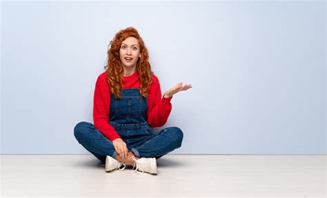 빨간 머리 여자 와 바지 앉아 에 이 바닥 만들기 의심 제스처 가득 찬에 대한 스톡 사진 및 기타 이미지 가득 찬 멜빵 바지 몸짓 Istock