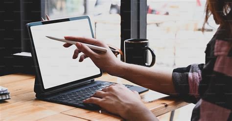 디지털 태블릿에 스타일러스 펜 쓰기를 들고 있는 여성 그래픽 디자이너의 측면 모습 사진 Unsplash의 테이블 이미지