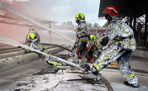 На Київщині загасили пожежу на промобєкті яка виникла після атаки росії Вечірній Київ