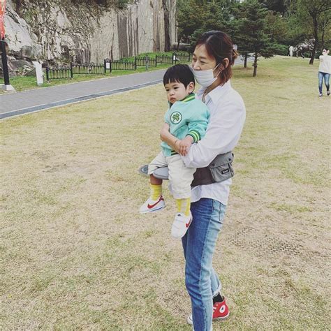 장신영♥강경준 두 아들과 공원 나들이…예쁘고 사랑스러운 가족 Pickcon