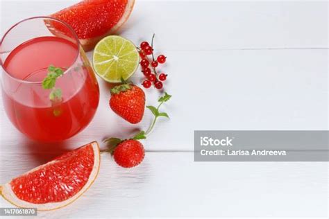 나무 배경에 자몽 조각 라임 박하가있는 유리에 신선한 자몽 주스 공간 복사 선택적 초점 감귤류 과일에 대한 스톡 사진 및 기타 이미지 Istock