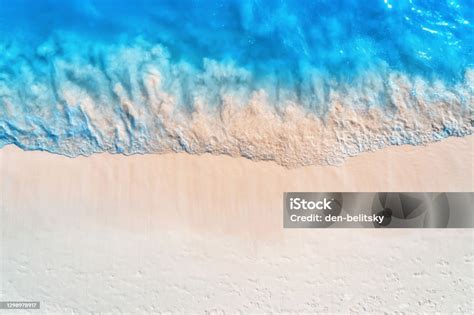 해질녘 파도와 빈 하얀 모래 해변이있는 맑은 푸른 바다의 공중 보기 잔지바르 아프리카의 여름 하얀 모래와 푸른 물이있는 열대 풍경 바다 맨 위 보기입니다 자연 배경 바다에