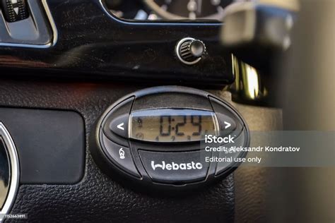 겨울에 사용 하 고 공기를 따뜻하게 하기 위한 블랙 카 패널에 있는 엔진 및 실내 난방 제어 패널 편집에 대한 스톡 사진 및 기타 이미지 Istock