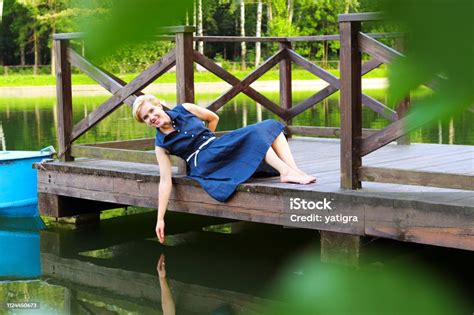 물 위에 나무 부두에 앉아 아름 다운 여자입니다 손으로 여자 물 접촉 물 근처 여름 휴가 감정에 대한 스톡 사진 및 기타 이미지 Istock
