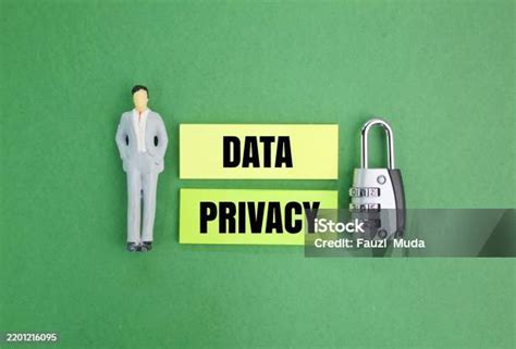 미니어처 사람 열쇠 및 Data Privacy라는 단어가 있는 색종이 온라인 보안 보호 개념 기술 인터넷 및 네트워크 개념 개인 데이터 보호의 개념 0명에 대한 스톡 사진