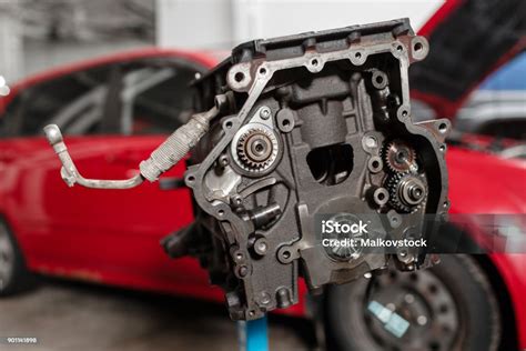 선택적 초점입니다 엔진 블록 수리에 피스톤 및 커넥팅 로드의 자동차 기술로 서 배경에 흐린된 빨간색 자동차입니다 자동차 수리가 게의 인테리어입니다 가솔린에 대한 스톡 사진