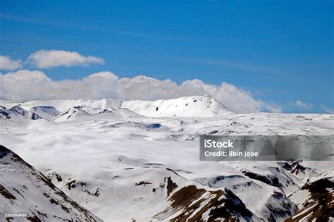 코카서스 산맥 또는 코카서스는 흑해와 카스피해 사이의 대륙 횡단 지역으로 주로 아르메니아 아제르바이잔 그루지야 및 남부 러시아의 일부를 포함합니다 0명에 대한 스톡 사진 및