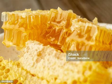 꿀 벌집 근접 소박한 나무 테이블에 흰색 세라믹 접시에 사이드 볼 맑은 날에 햇빛 0명에 대한 스톡 사진 및 기타 이미지 0명 건강관리와 의술 건강한 식생활 Istock