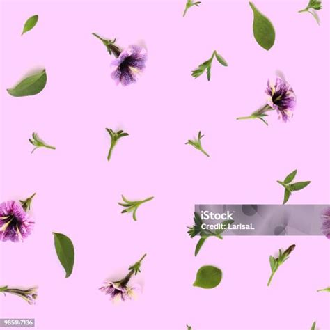 완벽 한 꽃 패턴입니다 섬세 한 스 칼 렛 장미 꽃 봉 오리와 잎입니다 흰색 배경 평면도 평면 레이아웃에 고립 배경 화면 배경 화면 엽서 디자인의 다양 한에서 사용할 수