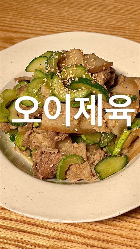 해뜨기 전부터 챙겨먹는 수연이네♥️ 휴이의 50일 기념 촬영이에요 사진관 가거나 스냅 작가님 촬영 고민했는데 고생길이 너무나도 그려져서 셀프로 찍었어요😂😂😂 5분 전