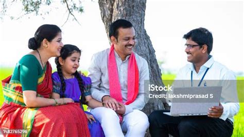 농지에서 농촌에 있는 부부에게 대출 또는 보험 정책에 대해 설명하는 은행가 재정 고문 문앞 은행 서비스 및 시골 인도의 개념