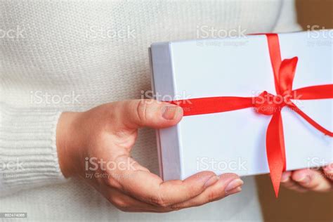 손에 흰색 선물 상자를 들고 니트 흰색 스웨터에 젊은 여자 겨울에 대한 스톡 사진 및 기타 이미지 겨울 계절 공예 Istock