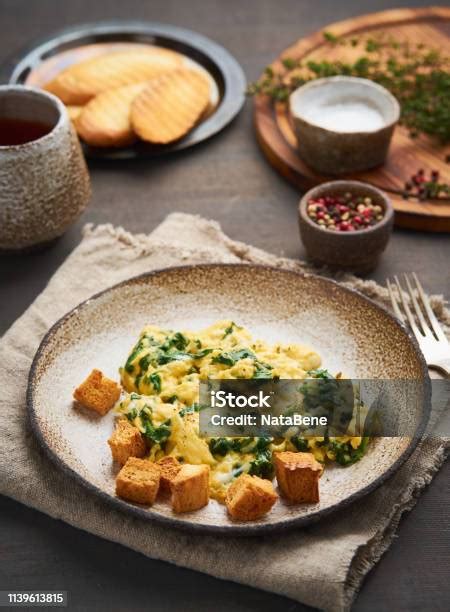 시금치와 스크램블 계란 어두운 갈색 배경에 차 한잔 수직 팬 프라이드 오믈렛 사이드 뷰 클로즈업으로 구성 된 조식 0명에 대한 스톡 사진 및 기타 이미지 Istock