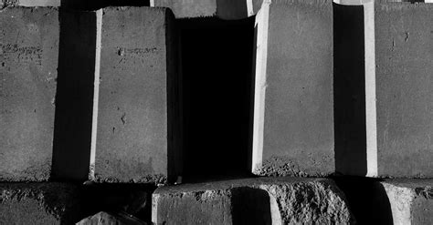 가벼운 거친 질감 건물 건설 건설 현장 건축 경치 관념적인 구성 구조 국경 그림자 기하학 높이 솟은 단단한 대담한 대조 대형 도시 디자인