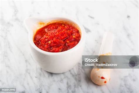 전통적인 마그레비 핫 칠리 페퍼 소스 페이스트 하리사 또는 아지카 튀니지와 아랍어 0명에 대한 스톡 사진 및 기타 이미지 0명 고추류 고춧가루 Istock