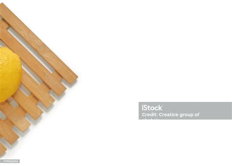 텍스트 상단보기 공간을 가진 대나무 고립 된 흰색 배경에 플랫 누워 레몬 과일 0명에 대한 스톡 사진 및 기타 이미지 0명 감귤류 과일 건강한 생활방식 Istock