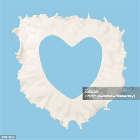 추상적인 하트 모양은 파란색 배경에 고립된 현실적인 우유 튀는 모양입니다 3d 렌더링 클리핑 부분 0명에 대한 스톡 사진 및
