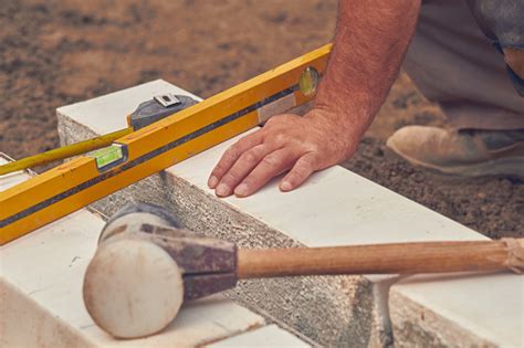 콘크리트 블록을 평준화 하는 테이프를 측정 하 여 실제 건설 노동자 강철에 대한 스톡 사진 및 기타 이미지 강철 거리