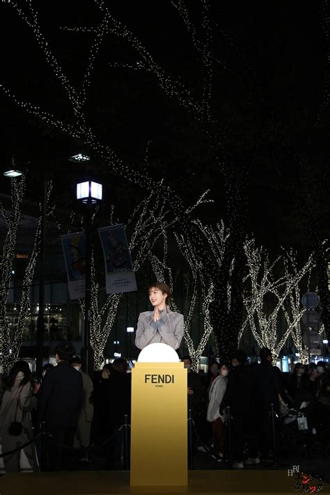 生見愛瑠「表参道 フェンディ イルミネーション 2022」点灯した瞬間ドキドキ！ 日刊エンタメクリップ