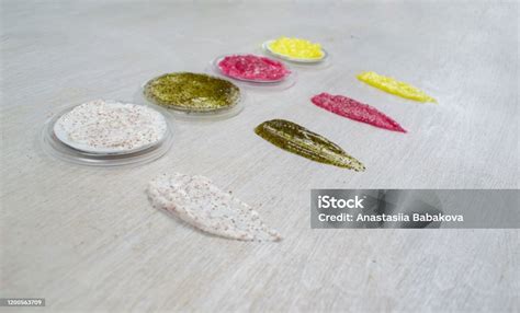 나무 배경에 매크로 얼룩 스크럽 얼굴 몸 피부 박리 샘플 스크럽 세트입니다 0명에 대한 스톡 사진 및 기타 이미지 0명 각질제거 개체 그룹 Istock