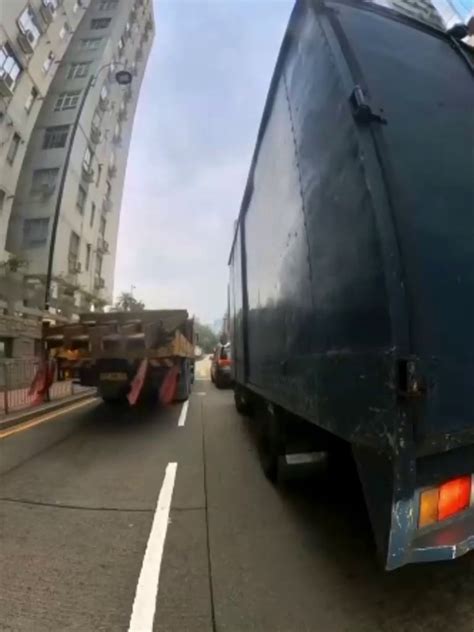 柯士甸道平板貨車工字鐵突出車尾 轉彎「神龍擺尾」捅破密斗｜車cam直擊 新冠疫情專頁