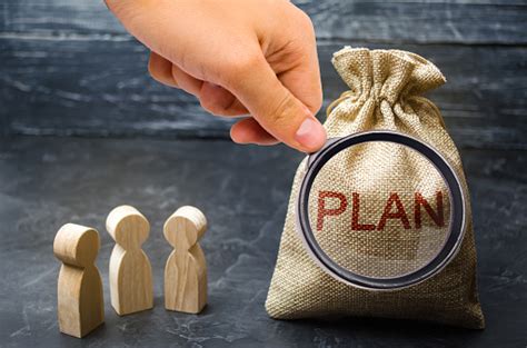 세 사업가 지출과 재정 계획을 논의 하 고 있습니다 재정 투자와 목표는 계획을 실천에 투입 한다 저장 하 고 당신의 꿈을 만들기 위해 돈을 축적 비즈니스 계획 가계에 대한