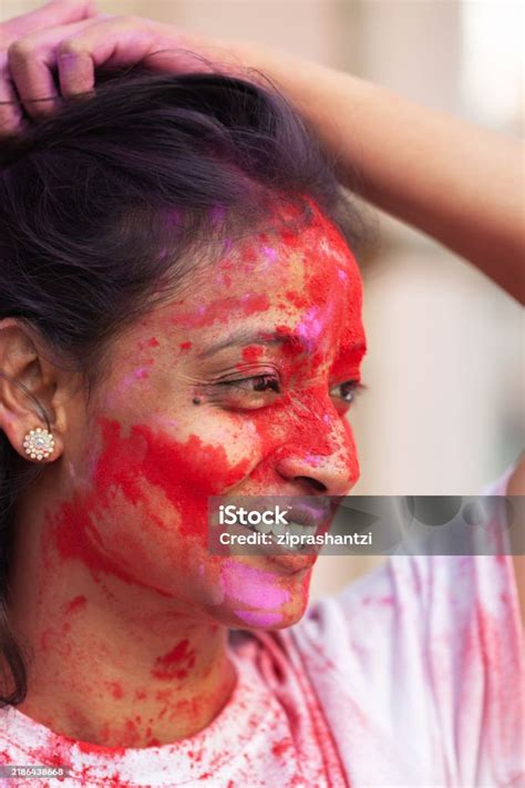 홀리 축제 기간 동안 얼굴에 생생한 홀리 색을 가진 미소 짓는 인도 여성의 클로즈업 공휴일에 대한 스톡 사진 및 기타 이미지 공휴일 놀이 명랑한 Istock