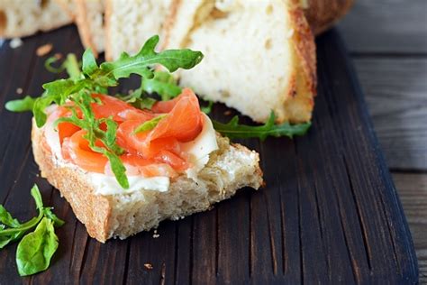 약간 소금에 절인 연어 아루굴라 씨앗 코티지 치즈를 칠판에 담은 샌드위치 소금에 절인 생선과 사워 도우 빵 토스트 Smorrebrod 0명에 대한 스톡 사진 및 기타 이미지