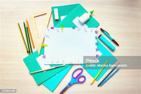 밝은 배경에 다양한 문구의 프레임 평면 텍스트 공간이 있는 평면 누워 학교로 돌아가기 0명에 대한 스톡 사진 및 기타 이미지 0명 가방 개념 Istock