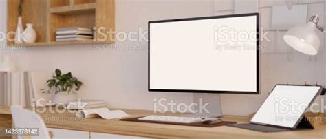 나무 테이블에 컴퓨터 모형이있는 작고 편안한 홈 오피스 스튜디오 작업 공간 0명에 대한 스톡 사진 및 기타 이미지 0명 3