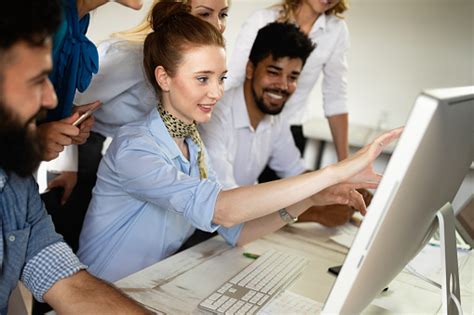 프레 젠 테이 션 소프트웨어 엔지니어링 및 비즈니스를 배우는 사람들의 성공적인 행복 그룹 개념에 대한 스톡 사진 및 기타 이미지 개념 개발 경영자 Istock