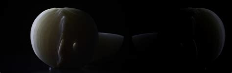 검은 색 배경에 신선한 양파 전구 전구 양파는 비타민이 풍부하고 유용한 봄입니다 어두운 배경에 양파 껍질 얇게 썬 양파 0명에