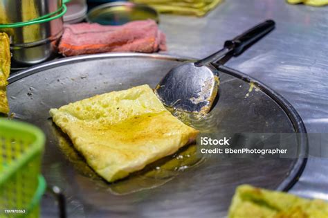 인도 빵 로티 스낵 바나나와 계란 디저트 는 태국 길거리 음식에서 손으로 만듭니다 인도 전통 로티 만들기 태국에서 기름과 버터로 로티 메이커에 의해 로티 스레시 밀가루